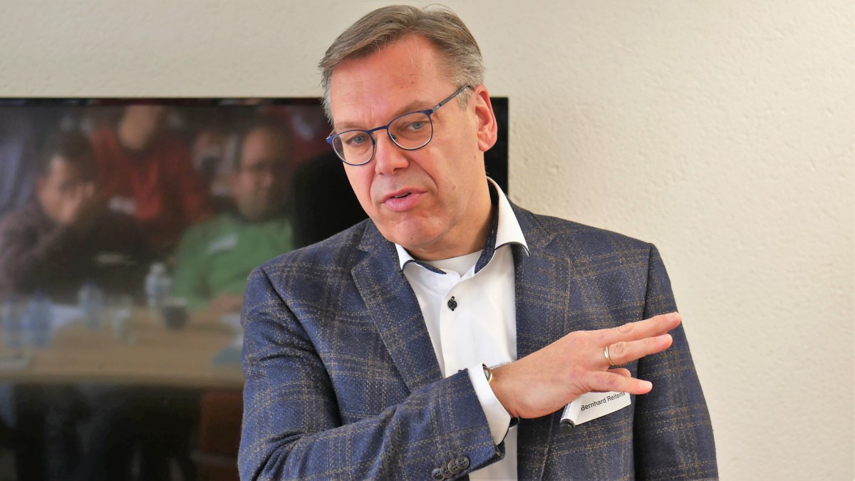 De dominees zijn in gesprek met prof.dr. Bernhard Reitsma – Willem-Jan ...